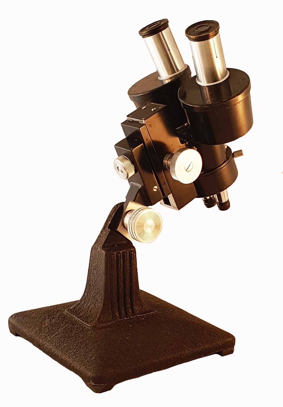 A close-up of a microscopeDescription automatically generated